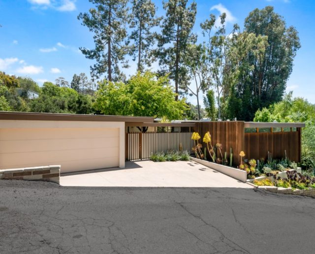 Texas Pilgrim Chicken Mansion Going To Auction! | Top Ten Real Estate Deals